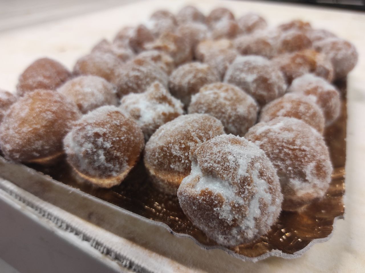 Storia delle fritole, il dolce simbolo del Carnevale di Venezia ...